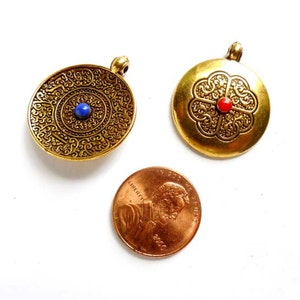 2 Antique Gold Mid-eastern Style Shield Pendant/charm - 21-22-8 - Etsy