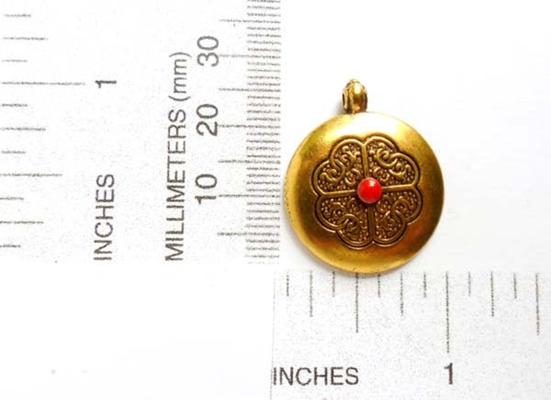 2 Antique Gold Mid-eastern Style Shield Pendant/charm - 21-22-8 - Etsy