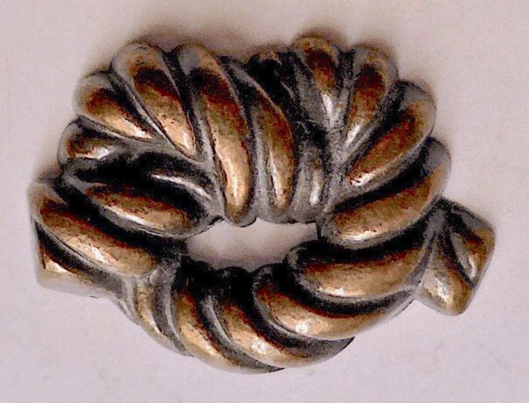 Knot Design Button, a Realistic Rope Knot, Antique ?. A Realistic ...