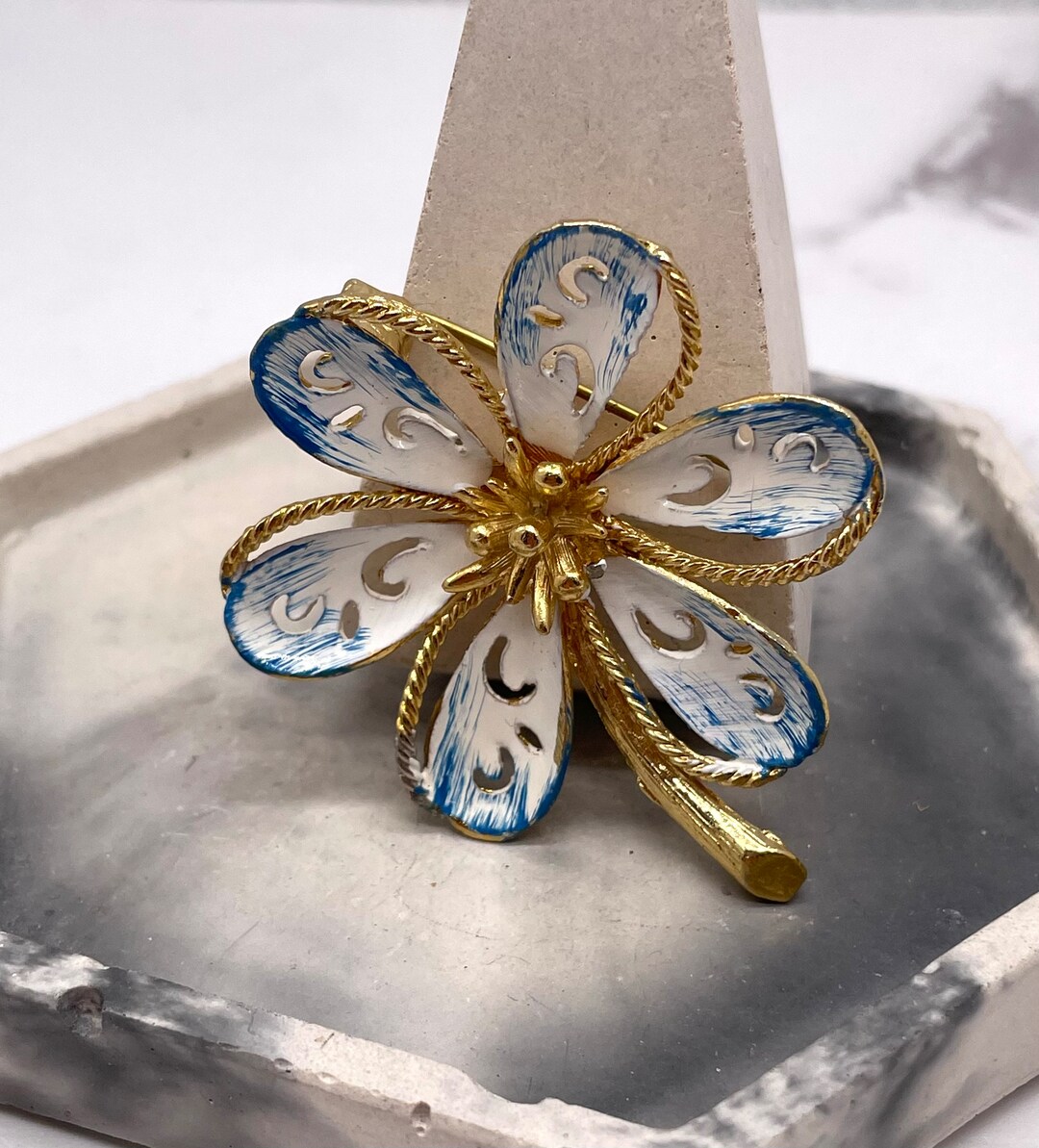 Vintage Hollywood Blue and White Flower Brooch - Etsy