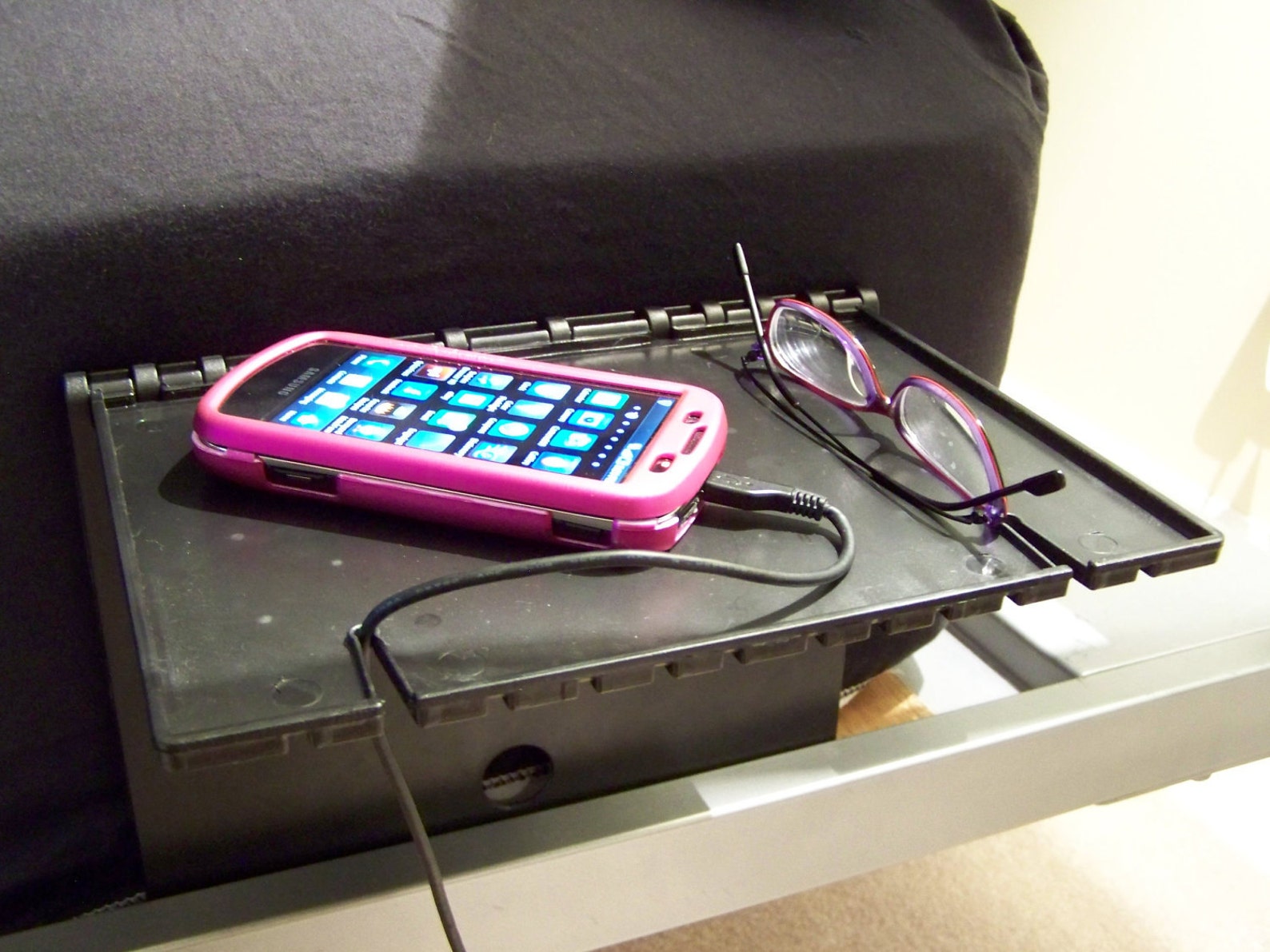 Urban Shelf Floating Nightstand for iPhone Doubles as an Ipad, Kindle ...