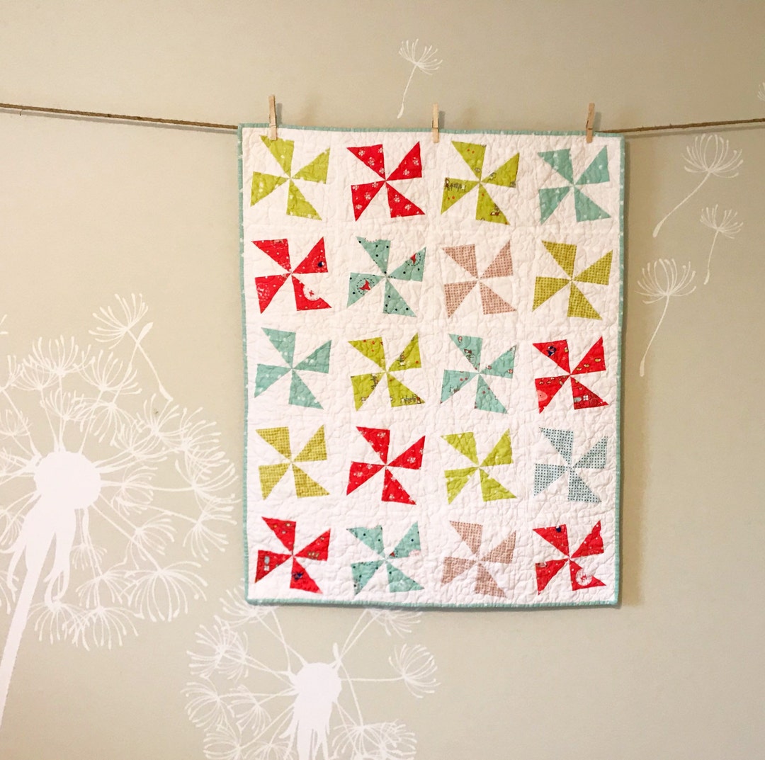 Edredón tamaño cuna Pinwheels con estampados Enchant - Etsy España
