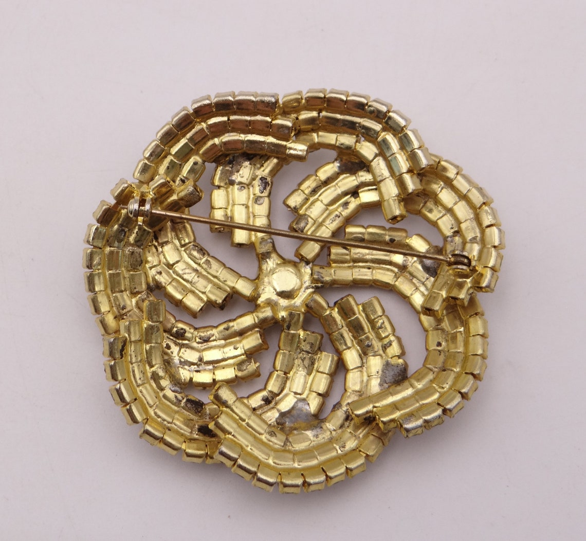 Vintage Rhinestone Swirl Brooch With Large Center Rhinestone on a Gold ...