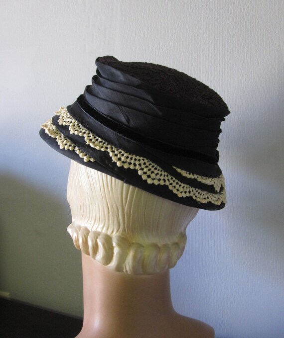 Eloise - 1950's Black Fabric and Ivory Lace Hat - Got… - Gem