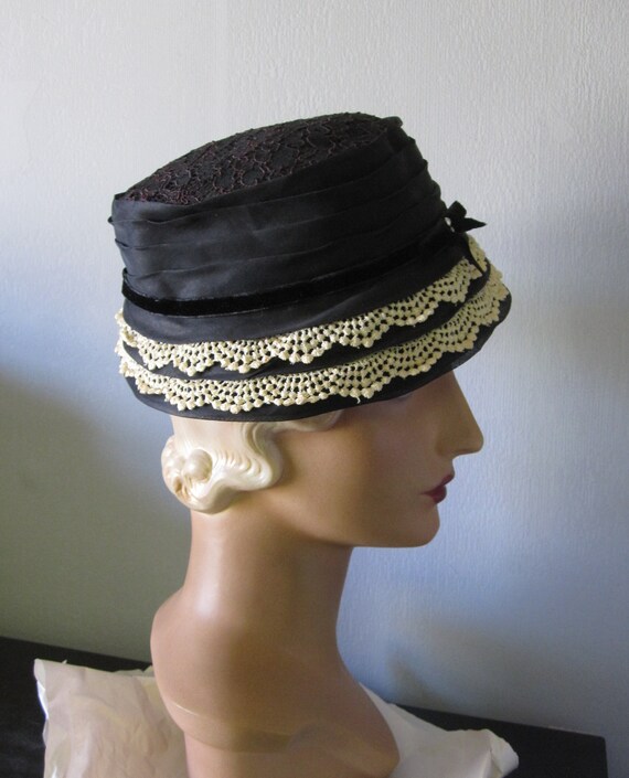 Eloise - 1950's Black Fabric and Ivory Lace Hat - Got… - Gem