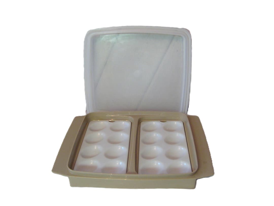 Vintage Tupperware Deviled Egg Carrier, Holds 16 Deviled Eggs, Beige ...