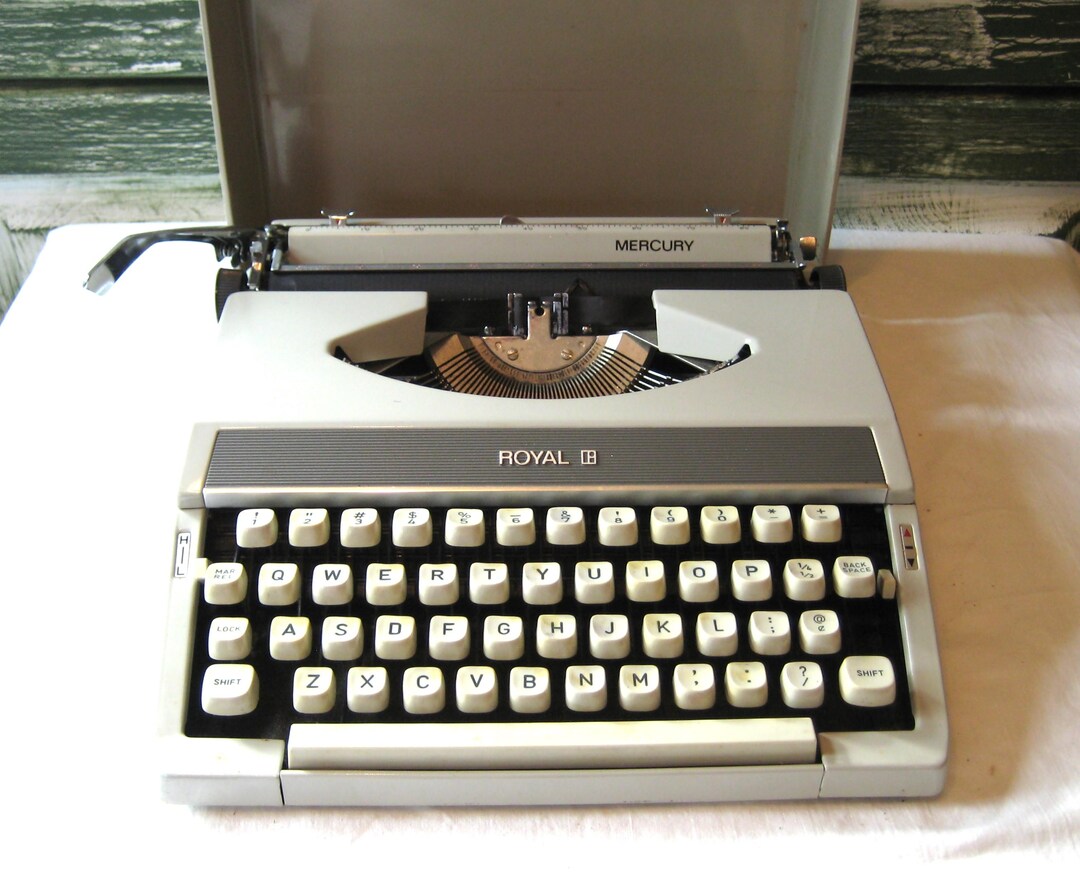 Vintage Royal Typewriter, MCM Mid Century Light Gray in Case, Compact ...