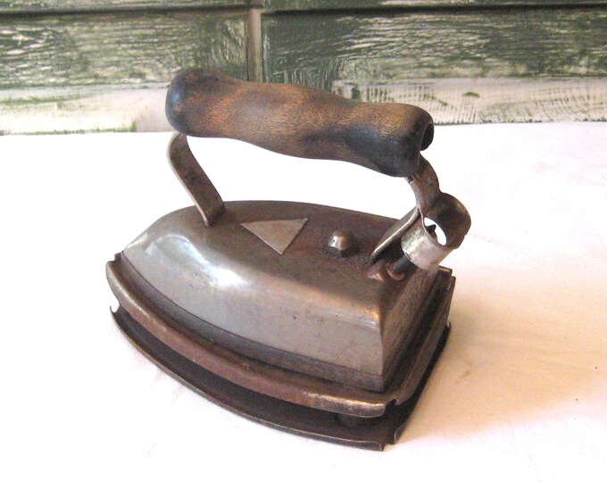 Antique Sad Iron With Metal Plate Stand, 1908 American Beauty, American ...