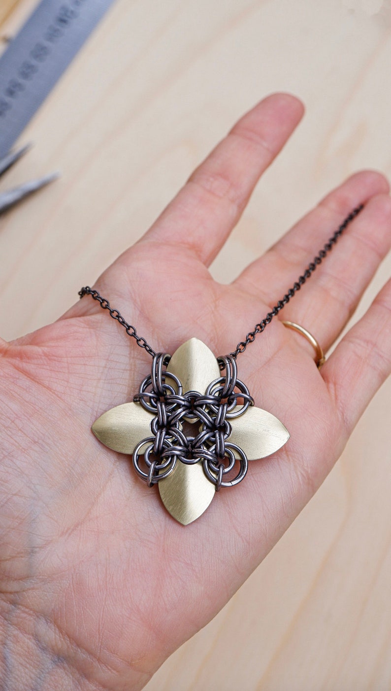 Chainmail Pattern - Scale Flower Pendant: 21 Pages Tutorial Guide With ...