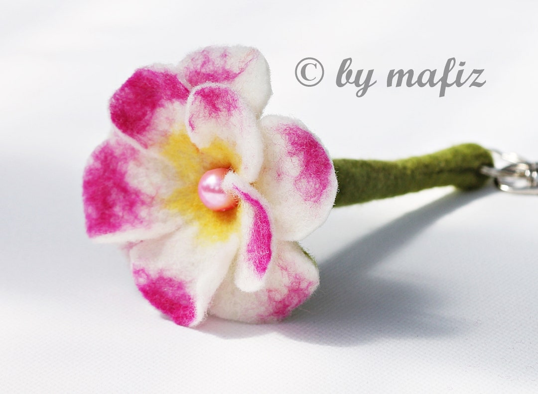 Keyring, Felted Flower in White and Green With Keyring - Etsy UK