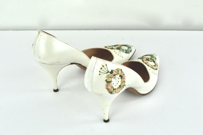 1950/60s FASHIONATION White Leather Stilettos With Appliquéd Flowers ...