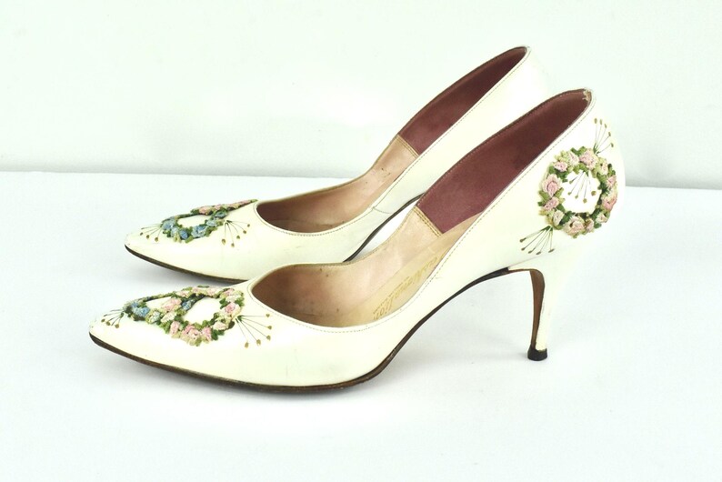 1950/60s FASHIONATION White Leather Stilettos With Appliquéd Flowers ...