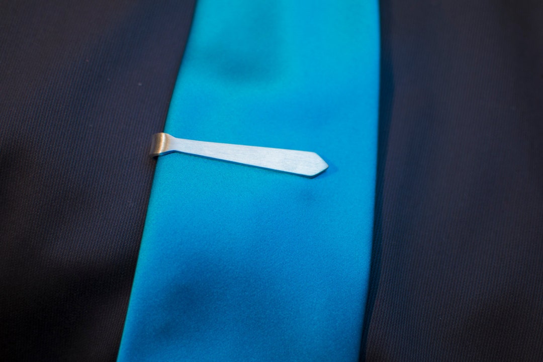 Tie Tie Clip | Meta Novelty Tie Bar Shaped Like a Tie | Funny Unique ...