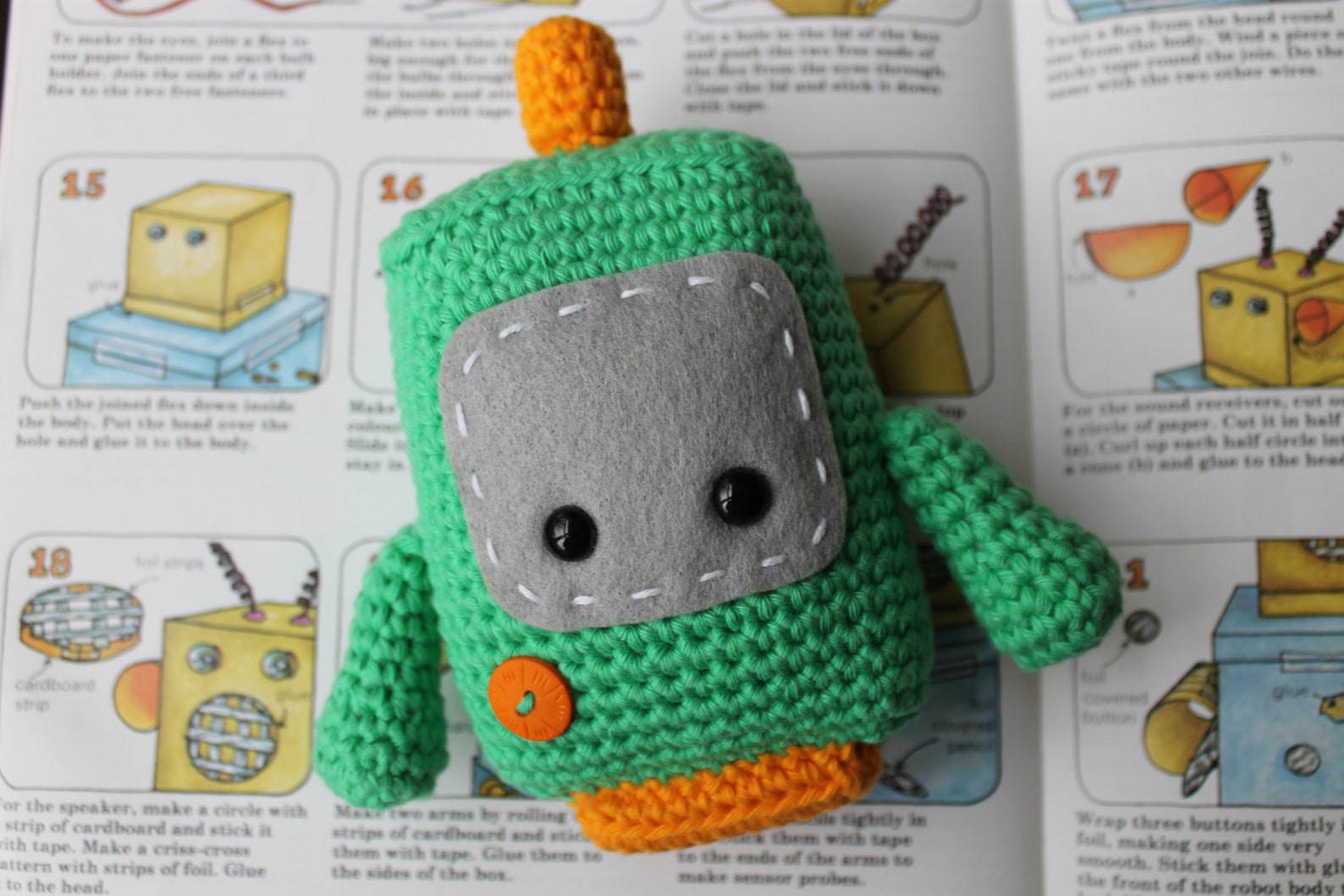 Two Little Robots: A Crochet PDF Pattern - Etsy