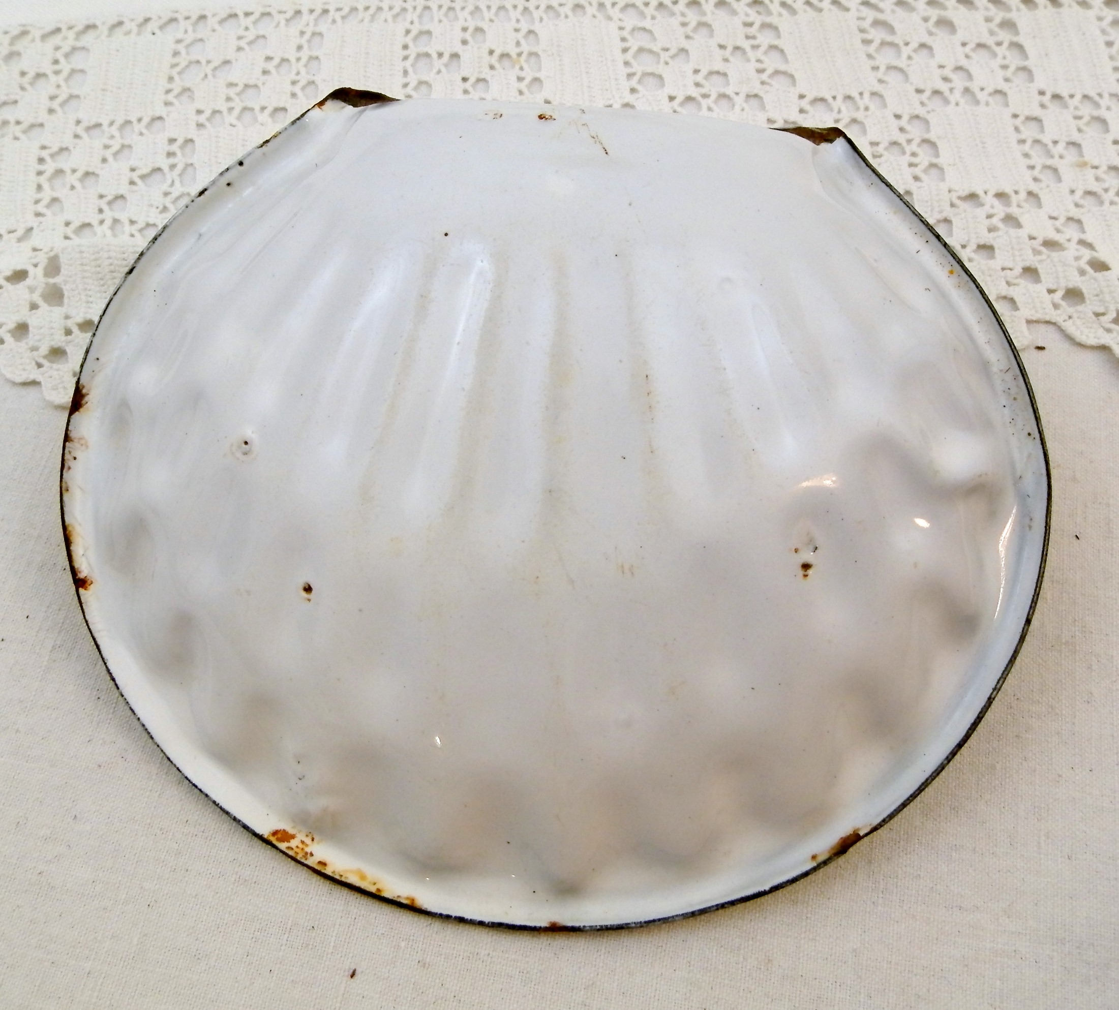 Round French Chippy White Scalloped Enamel Wall Hanging Soap Holder ...