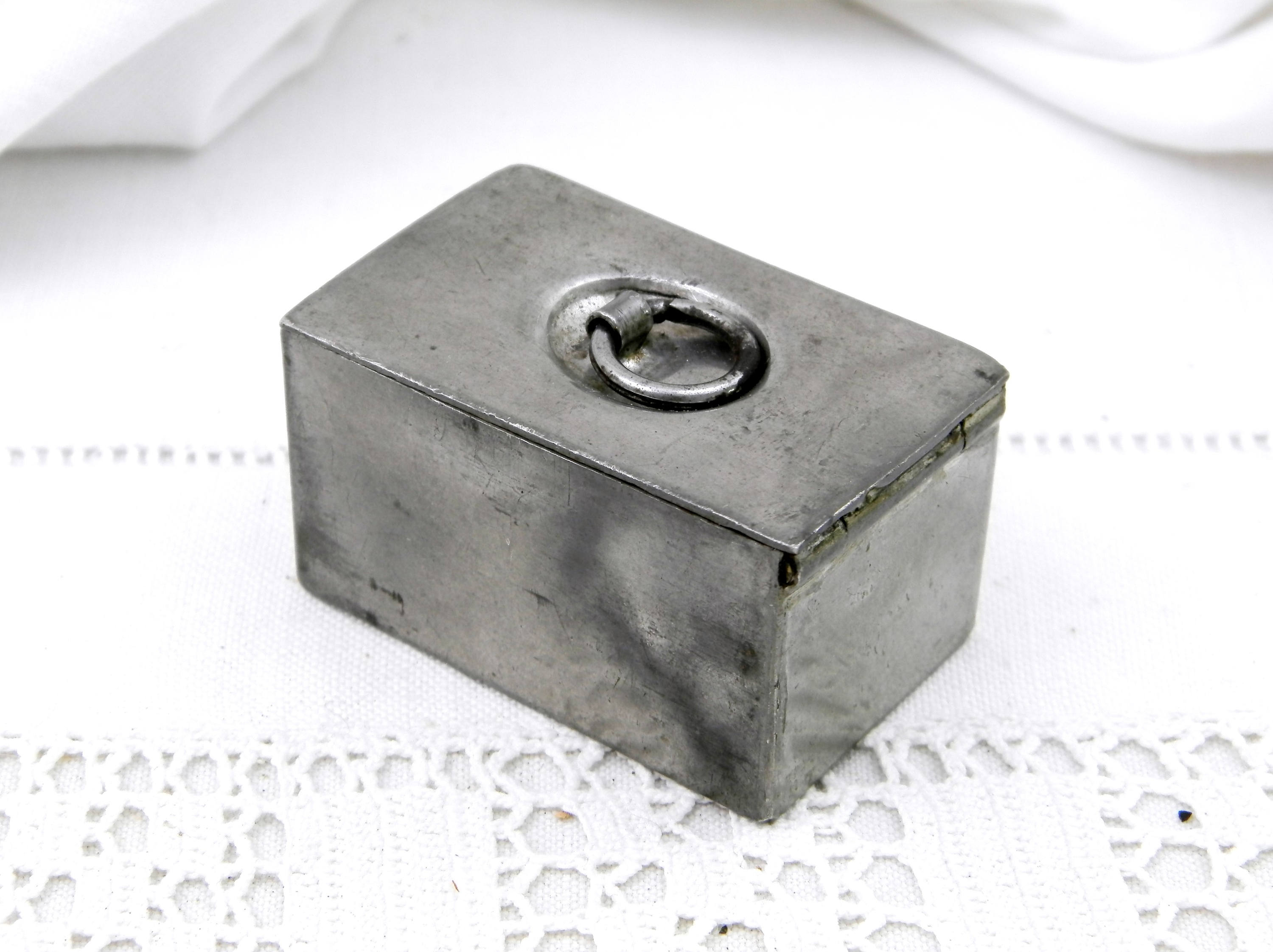 Small Vintage Metal Box with Ring Pull Could be Used as a Ring Box ...