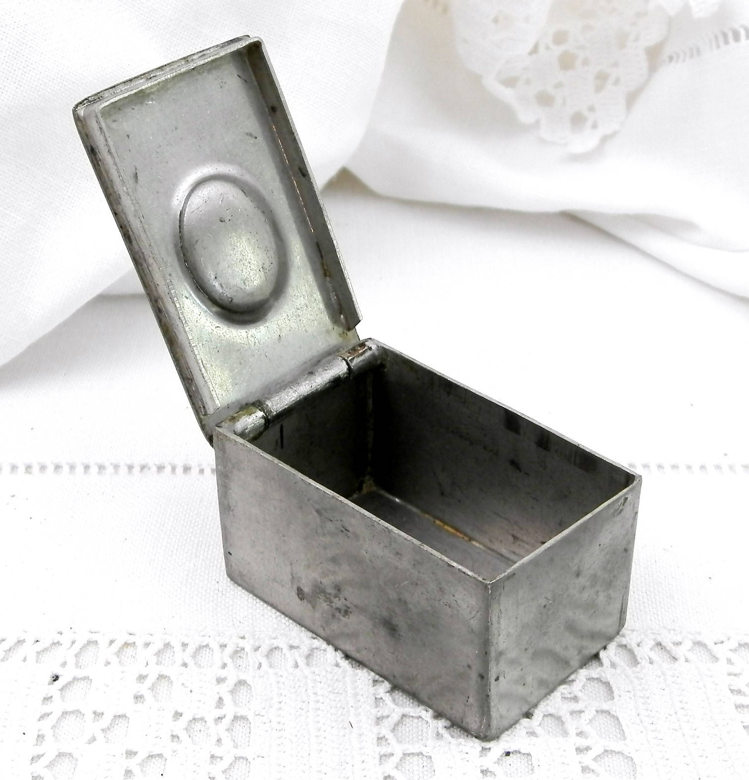 Small Vintage Metal Box with Ring Pull Could be Used as a Ring Box ...