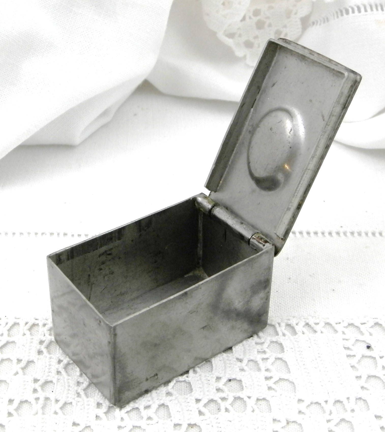 Small Vintage Metal Box with Ring Pull Could be Used as a Ring Box ...
