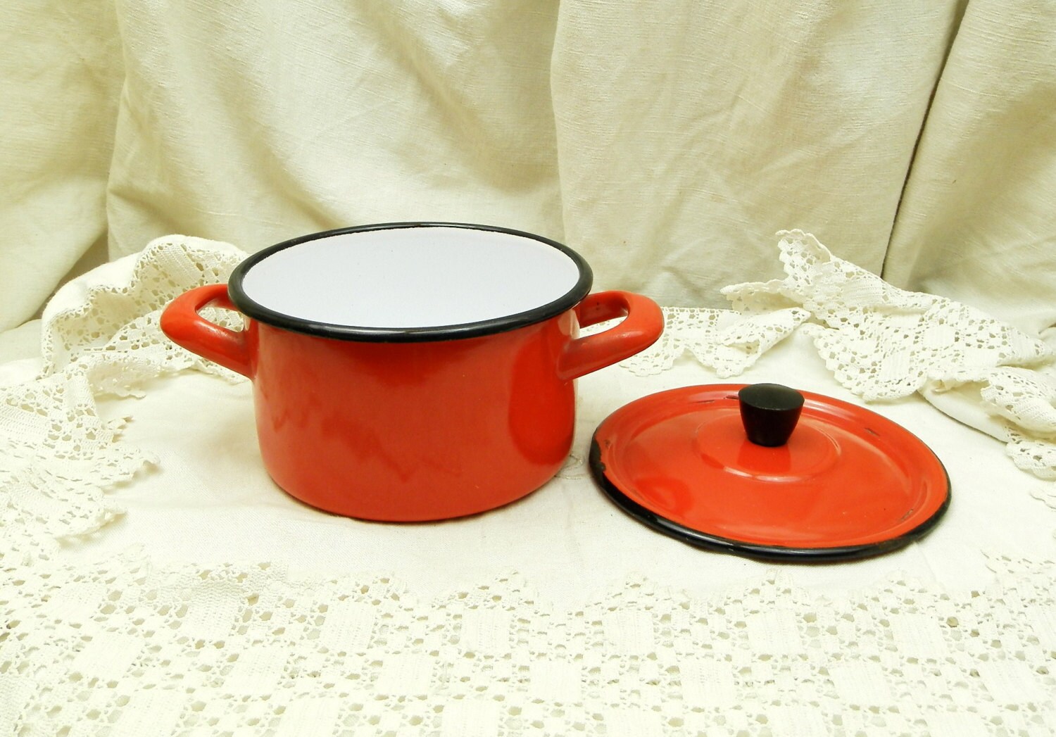 Small Vintage Bright Red Enamelware Pan / Cooking Pot and Lid ...