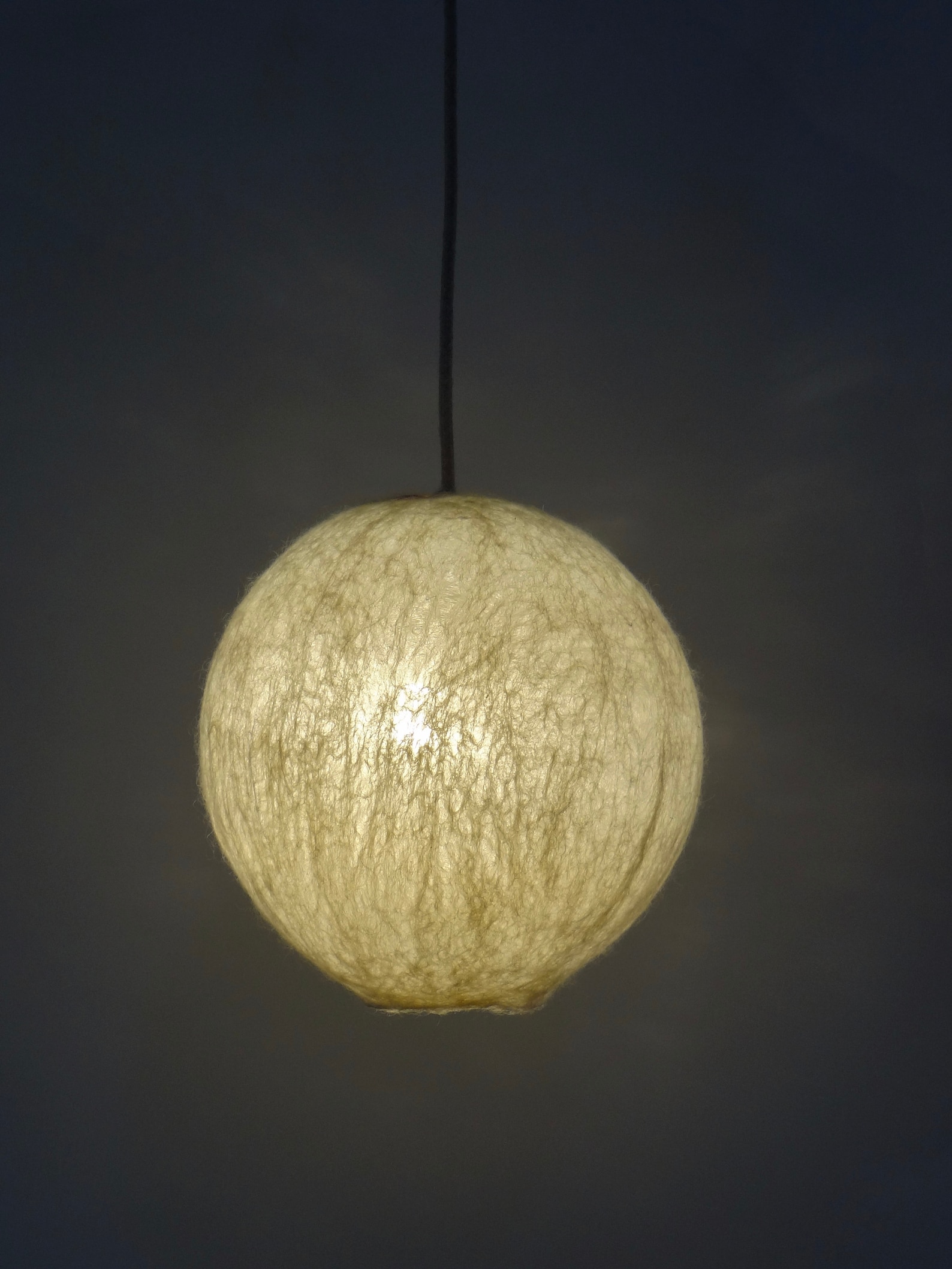 Vilten bol lamp, witte hanglamp van vilt, witte handgevilte lamp ...