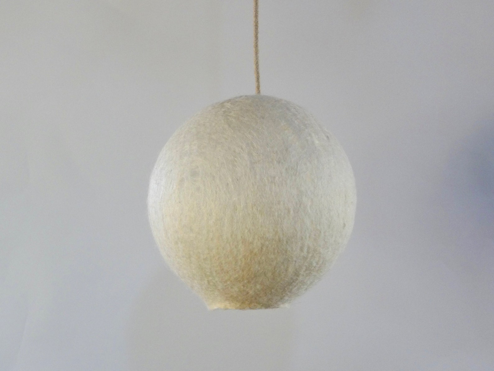 Vilten bol lamp, witte hanglamp van vilt, witte handgevilte lamp ...