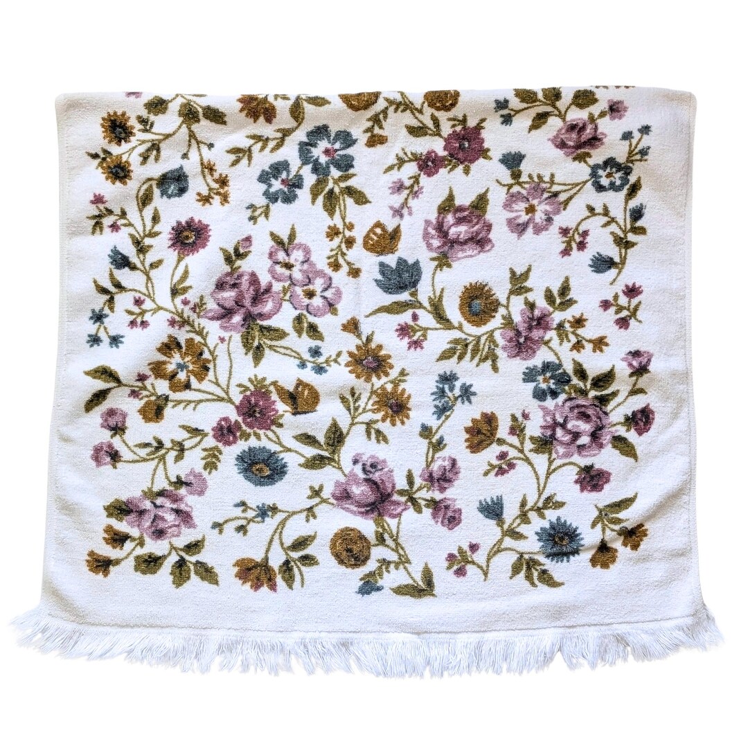 Vintage Bath Towel With Pretty Multicolored Floral Pattern - Retro ...