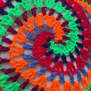 Vortex Pillow Crochet Pattern // Crochet Spiral Throw Pillow Tutorial ...