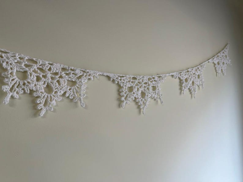 Snowflake Garland Crochet Pattern // Christmas Winter Home Decor // DIY ...