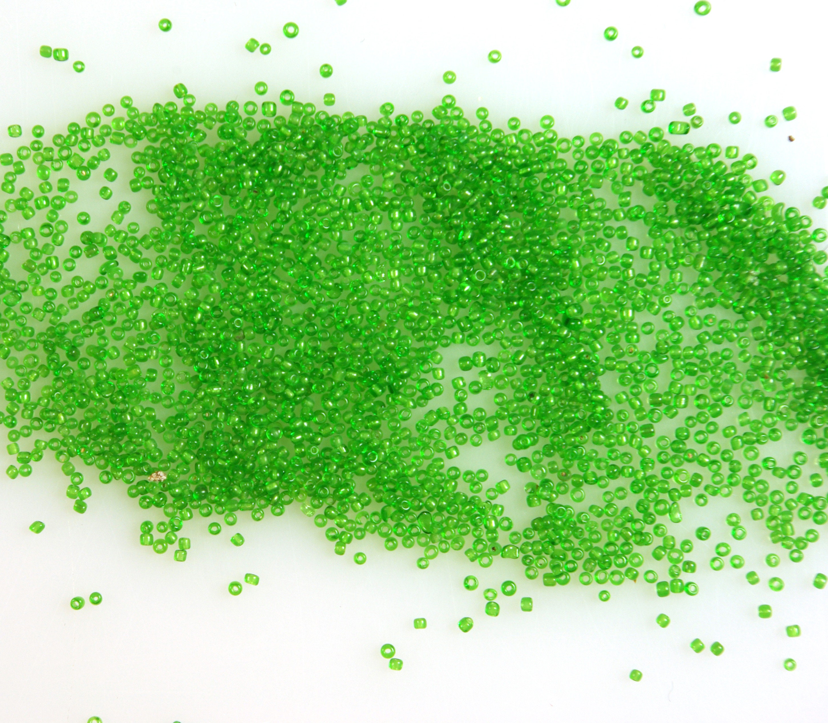 Size 18/0 Deep Spring Green Translucent Vintage Venetian Seed | Etsy
