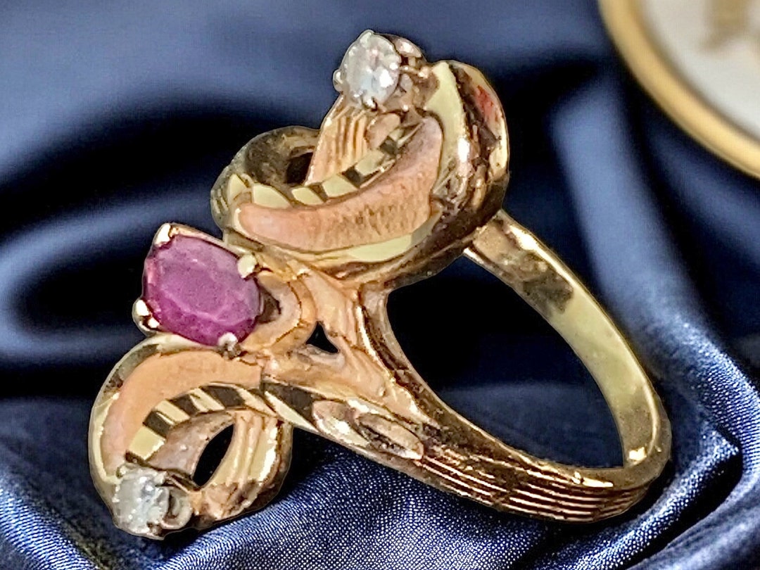 14 K Gold Vintage Estate Ring With Center Set Ruby and Two Diamonds - Etsy
