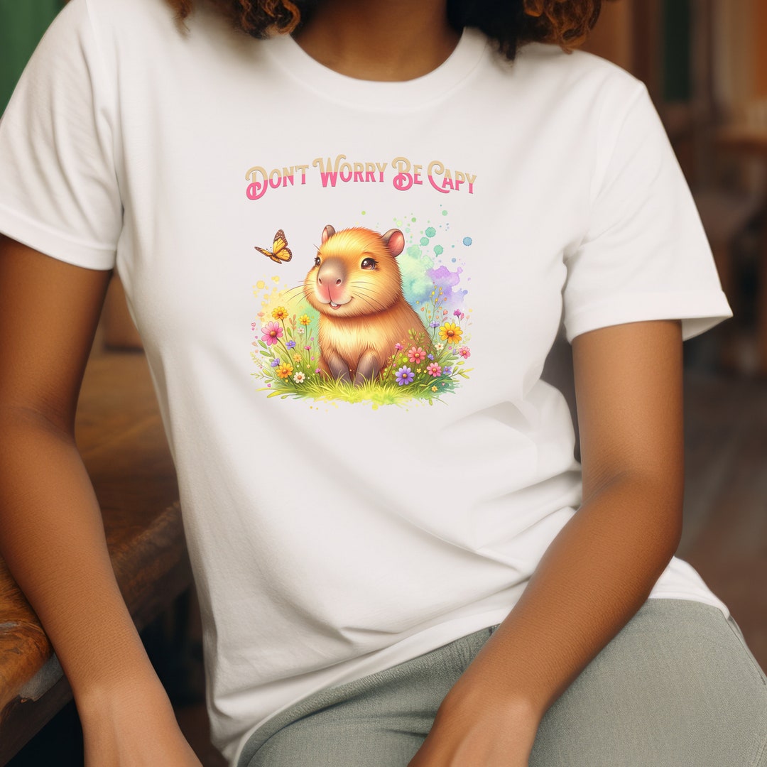 Camisa de capibara, lindo capibara en un campo de flores silvestres ...