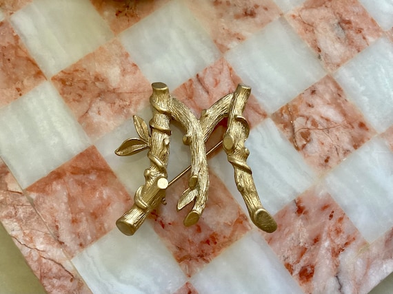 Sarah Coventry Gold Tone Letter M Initial Brooch - Gem
