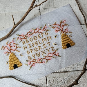 PDF Pattern / Small Bee Sampler Counted Cross Stitch Chart, Summer X ...