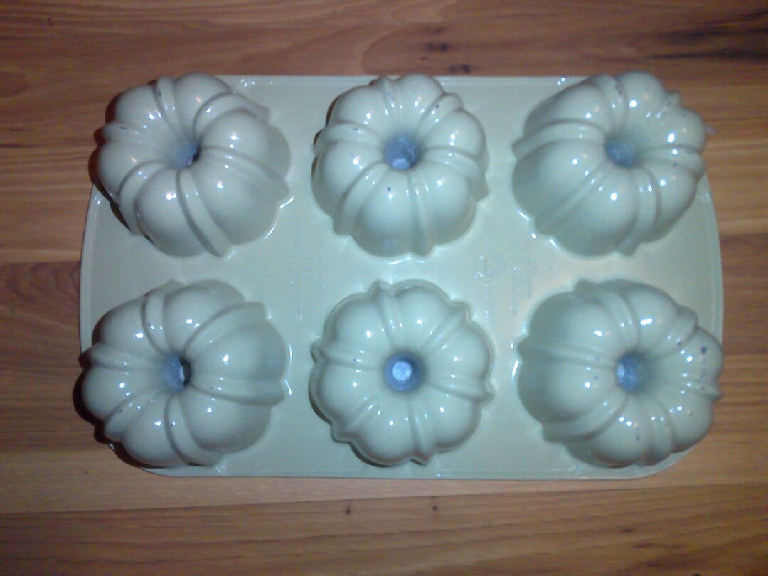 Nordic Ware Bundt Lette Pan - Makes 6 Mini Bundt Forms 4" Diam. X 2 ...