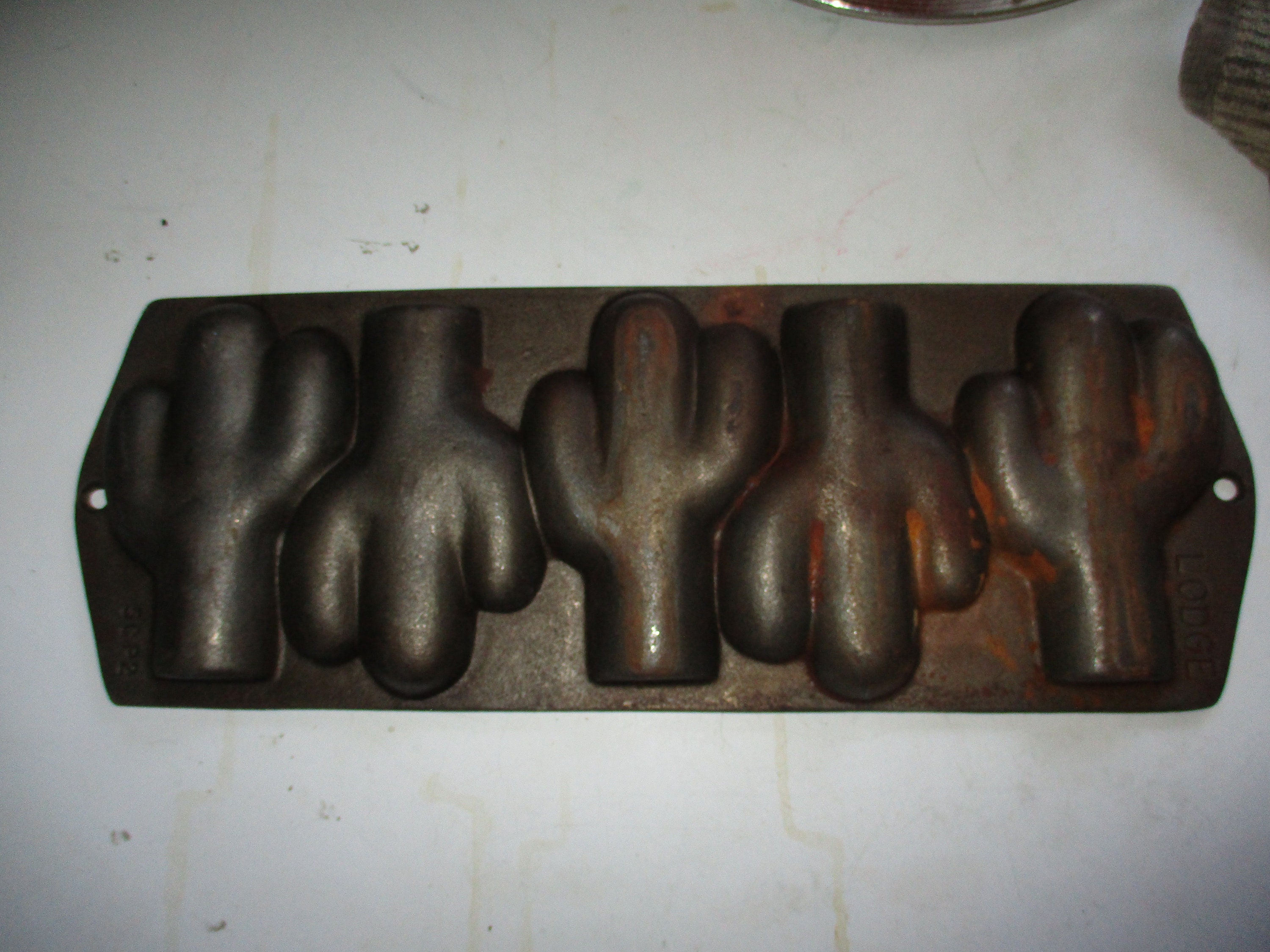 Lodge Cast Iron Cactus Cornbread Pan - 5 Saguaro Cactus Shaped Molds 4. ...