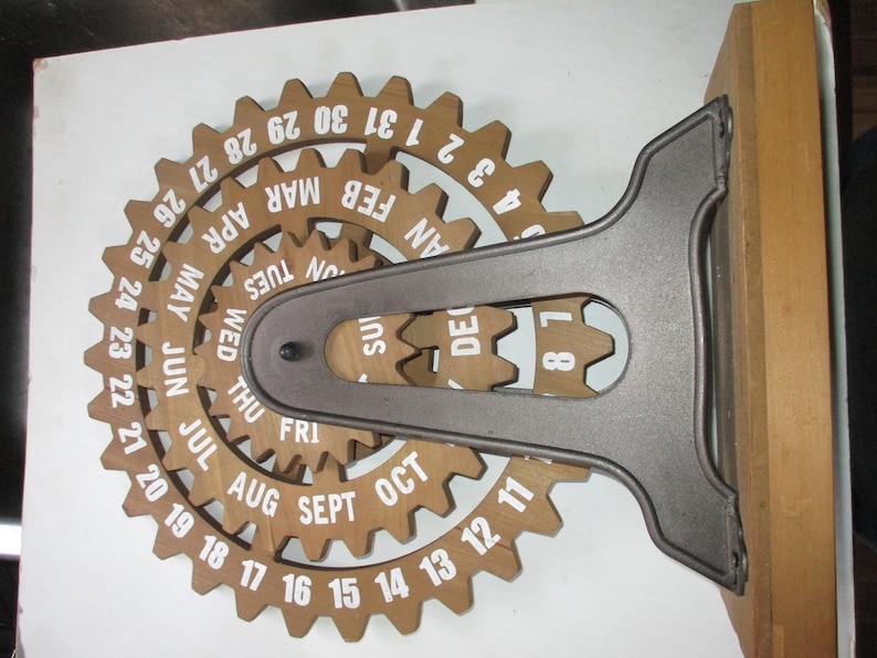 Large Perpetual Calendar - Unusual Day/date/month Form of Spinning ...