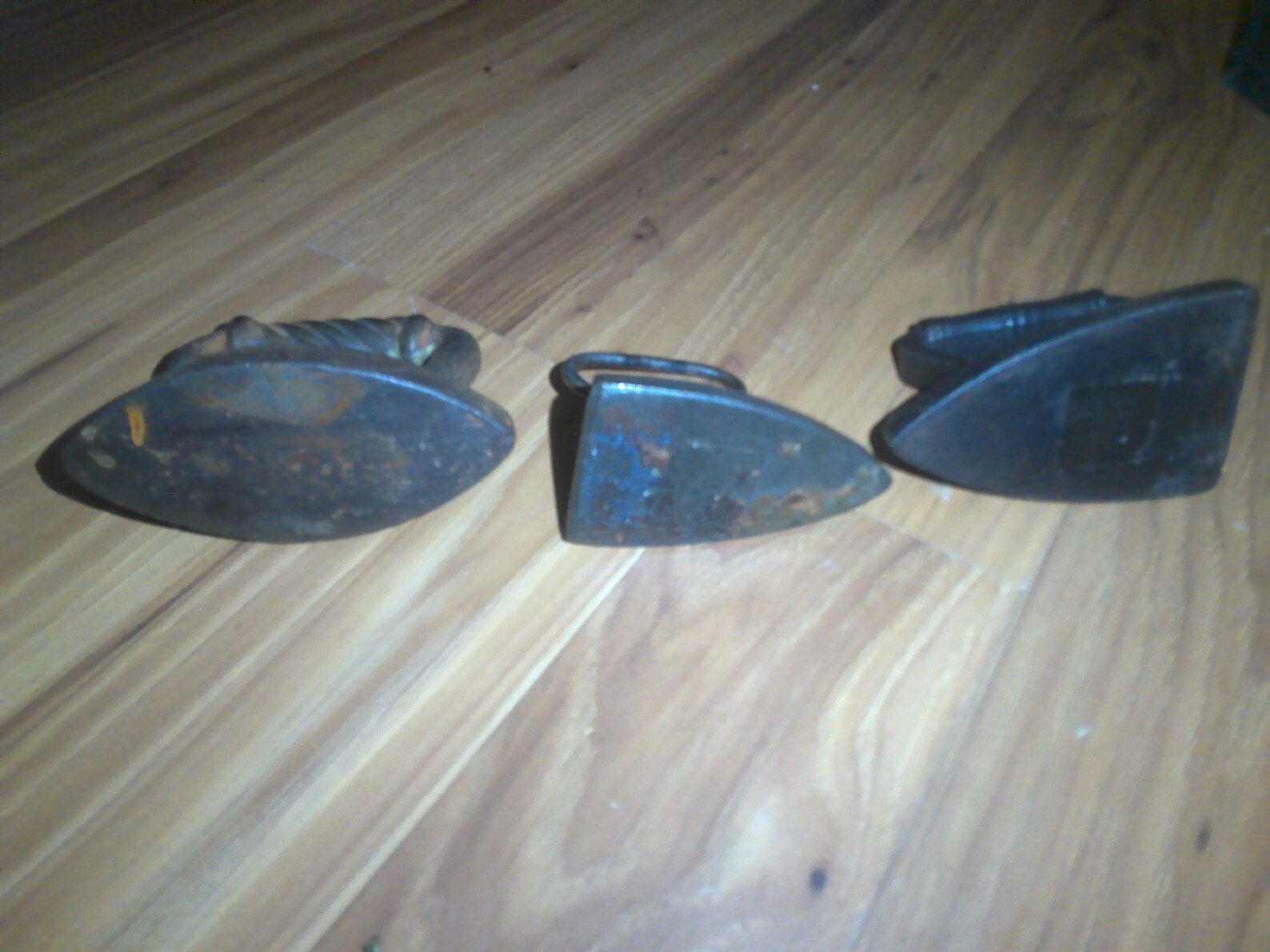 Antique Laundry Irons - Set of 3 Small Antique Mini Laundry Sad Irons 2 ...