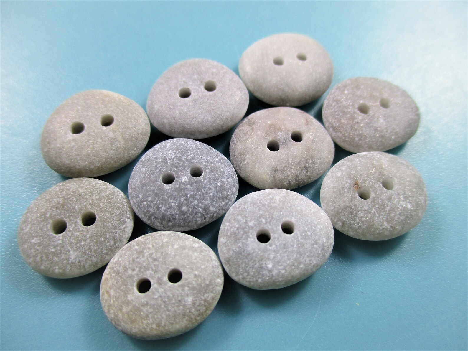 BEACH STONE 13mm BUTTONS 10 Flawless 2 Hole Cream Grey Real Surf ...