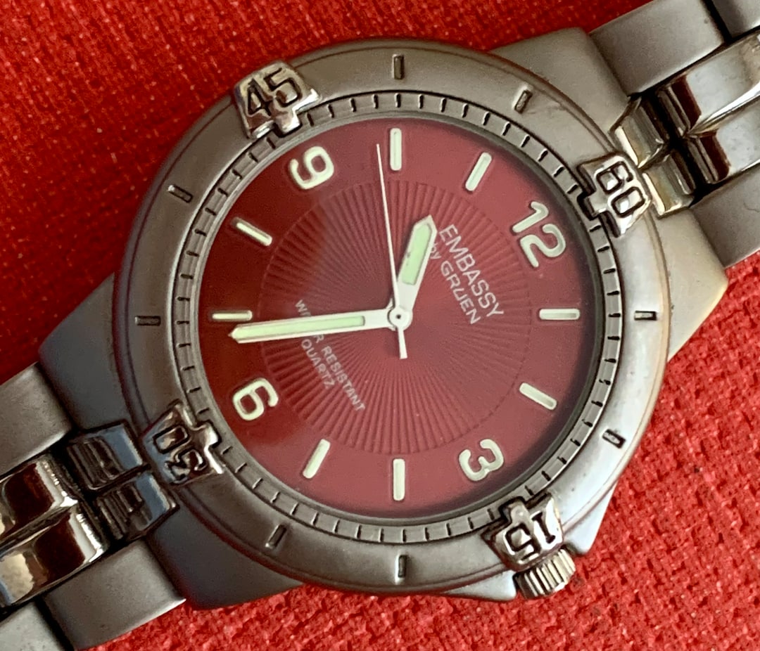 GRUEN MENS WATCH Handsome and Rare Red Dial Dive Style Quartz 35 Mm ...