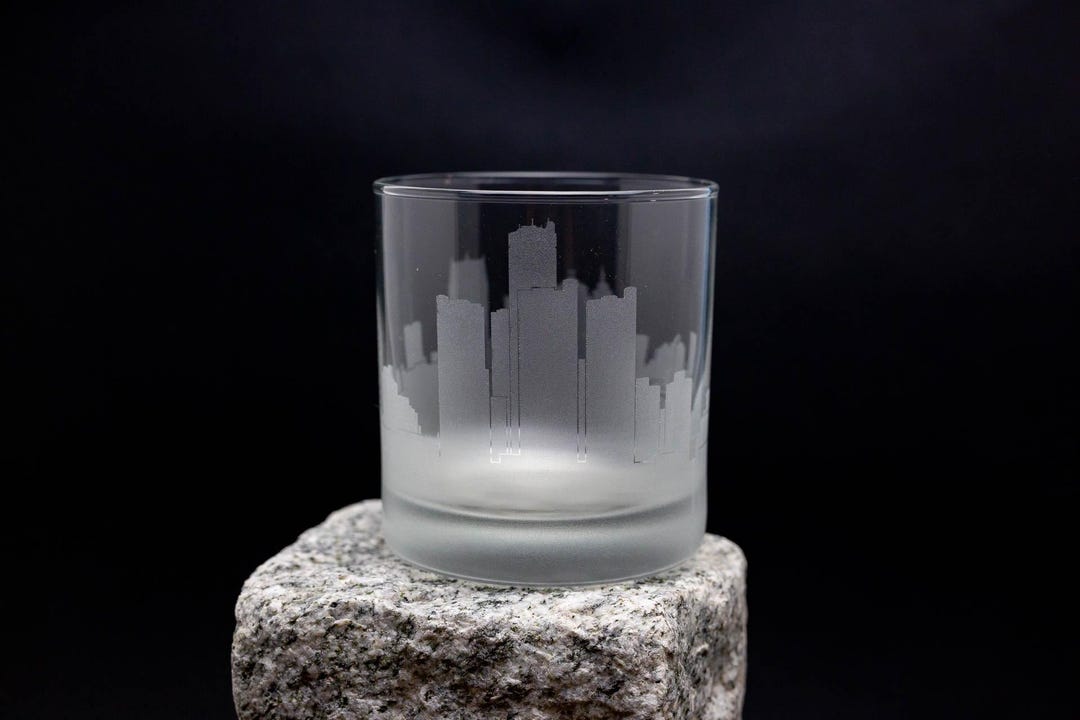 Detroit Michigan Skyline Cocktail Glass - FREE Customization - Whiskey ...