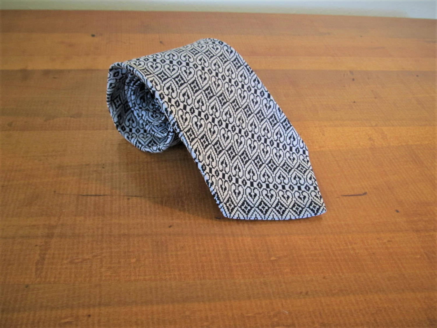 Corbata ancha de poliéster en blanco y negro de la década de 1970 ...