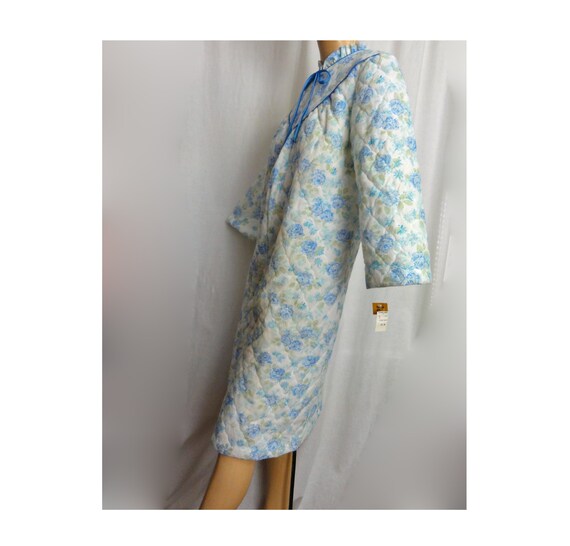 Vintage 1970s Robe Quilted Blue Roses Print Housecoat… - Gem