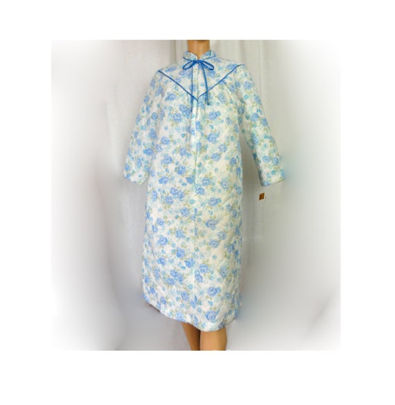 Vintage 1970s Robe Quilted Blue Roses Print Housecoat… - Gem