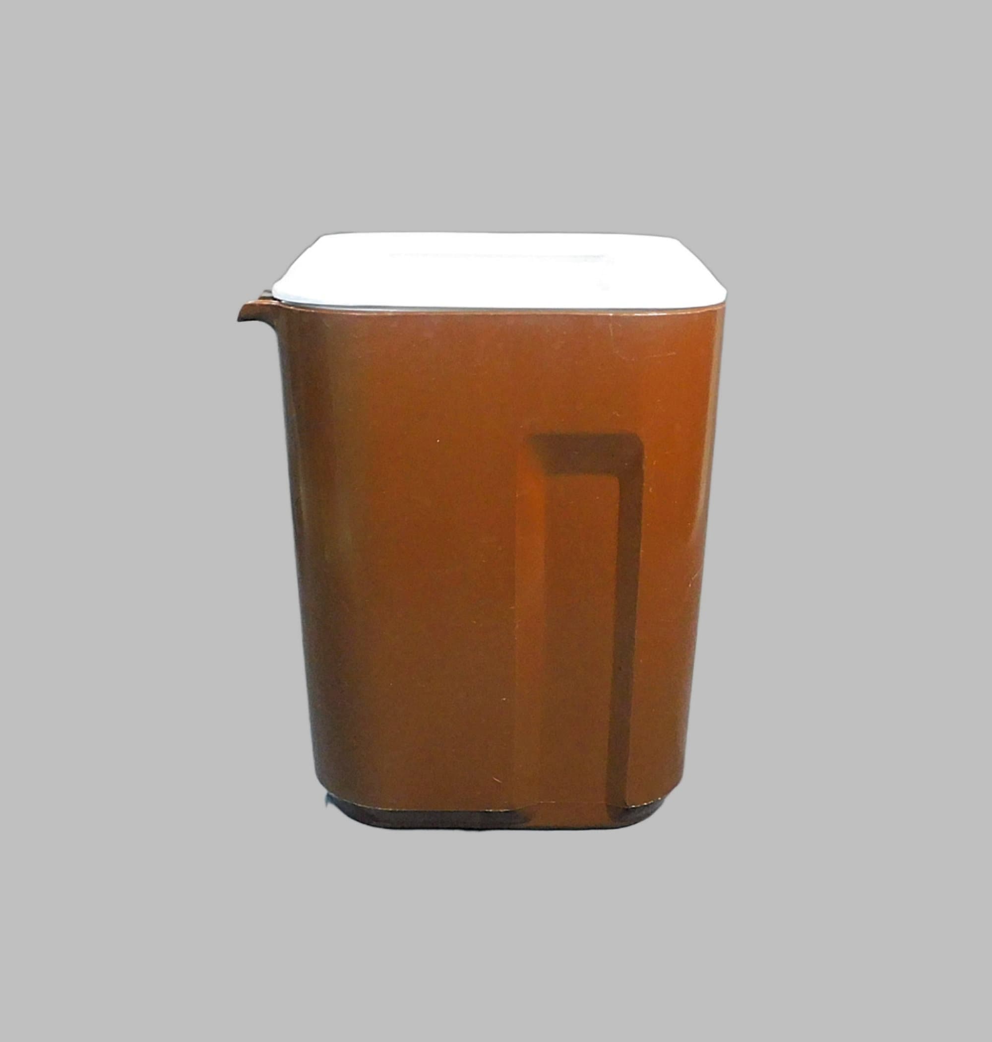 Vintage RUBBERMAID 2-1/2 Quart Pitcher in Brown & White With Strainer ...