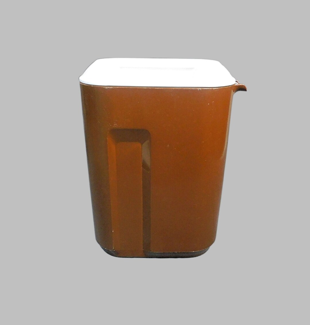 Vintage RUBBERMAID 2-1/2 Quart Pitcher in Brown & White - With Strainer ...