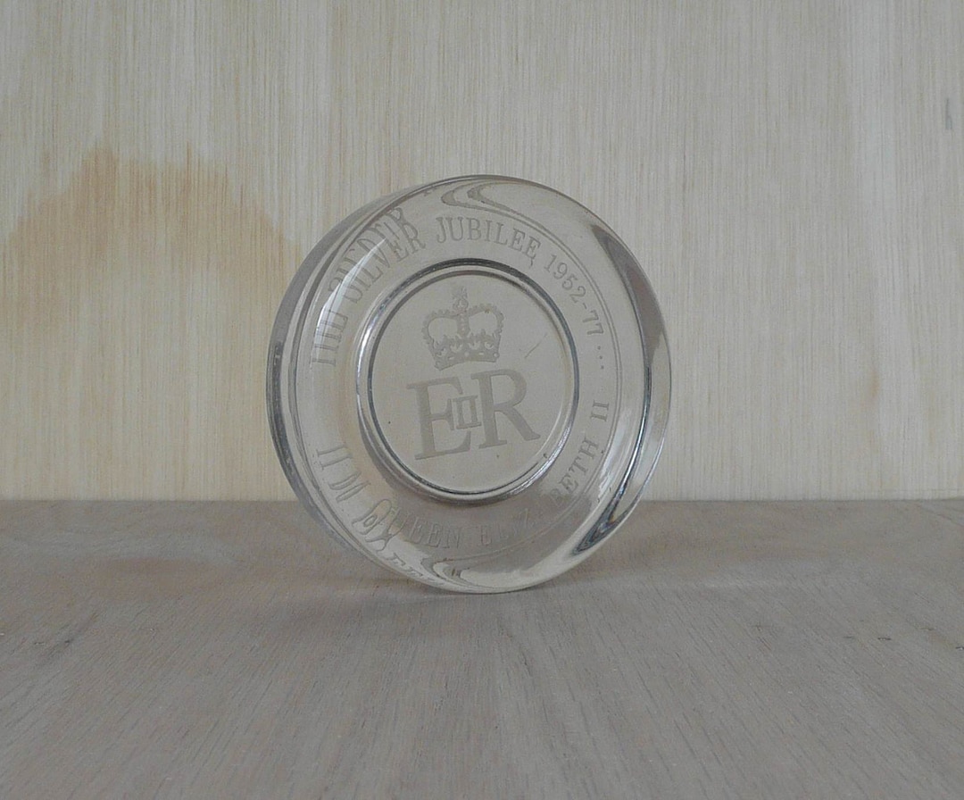 Wedgwood Glass Paperweight for Late QUEEN ELIZABETH II Silver Jubilee ...