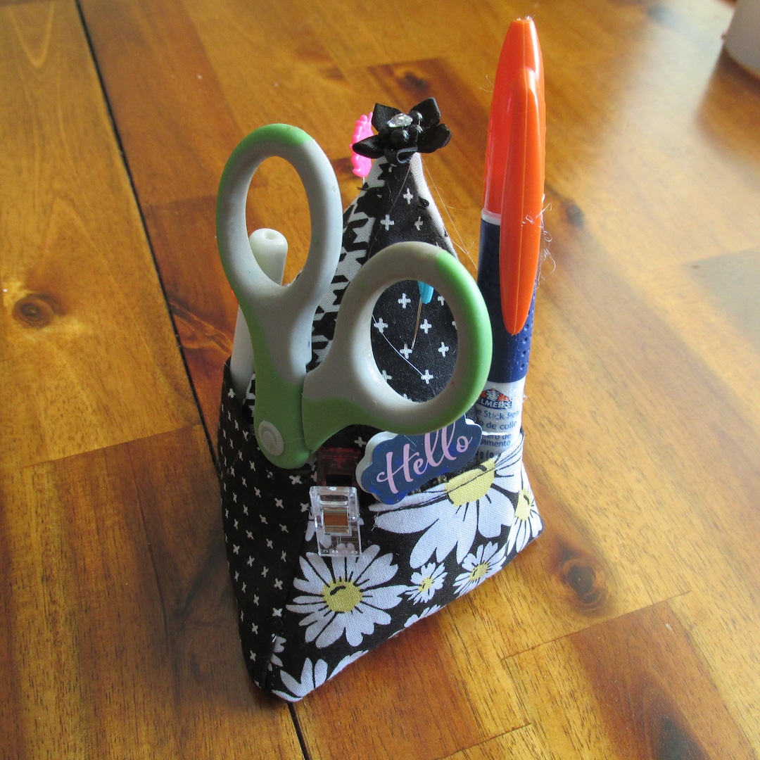 Cojín de alfileres con forma de pirámide en blanco y negro - Etsy México