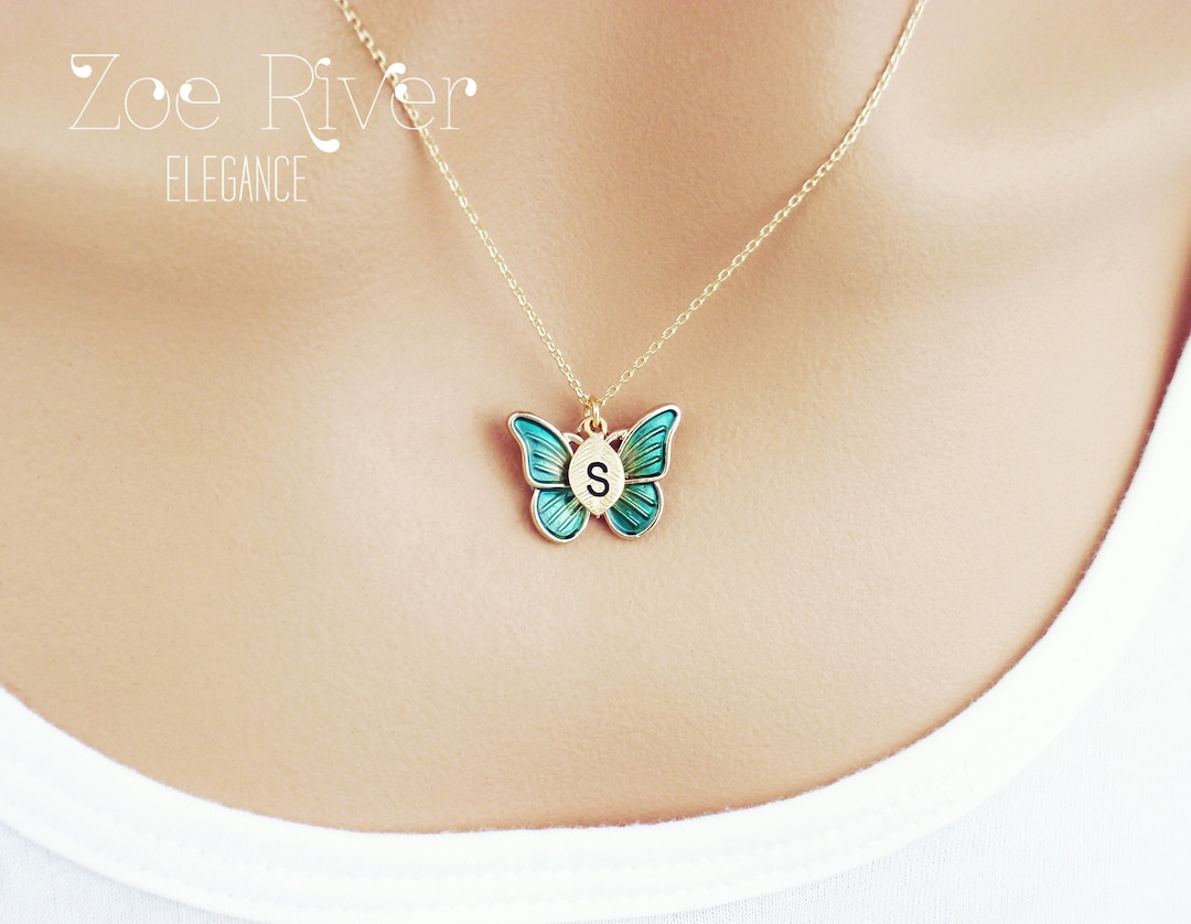Personalisierte Schmetterling Halskette. Goldfarbene und funkelnde smaragdgrüne zierliche ...