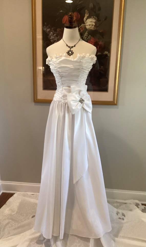 Vintage 1990’s Formal Gown Size XS White Taffeta Nadi… - Gem