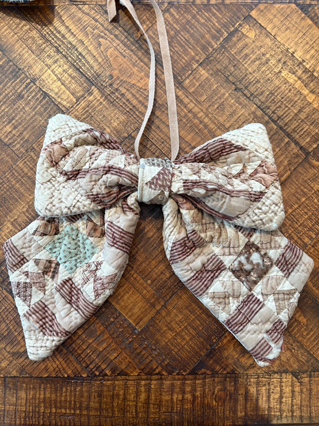 ANTIQUE QUILT Hanging Bow/ Charmingly Tattered/ Cottage Farmhouse/ Peg ...